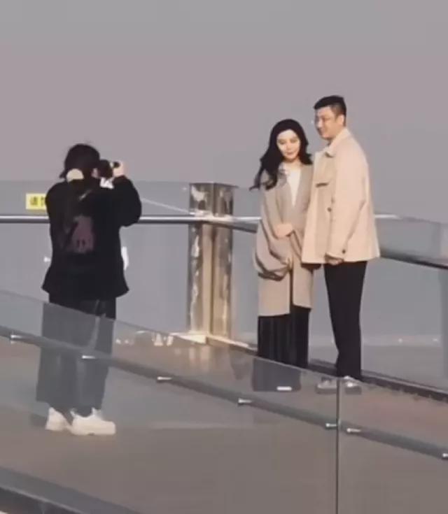 范冰冰新恋情曝光？男方帮拿衣服真实身份被扒——上海热线消费频道